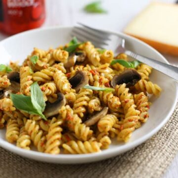Spicy Peppadew pesto pasta - Easy Cheesy Vegetarian
