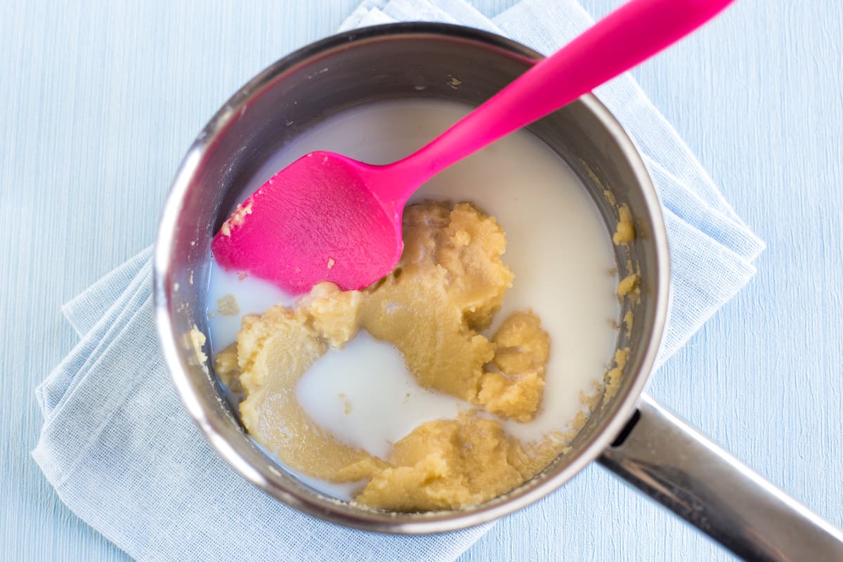 How to Make a Simple White Sauce (Béchamel Sauce)