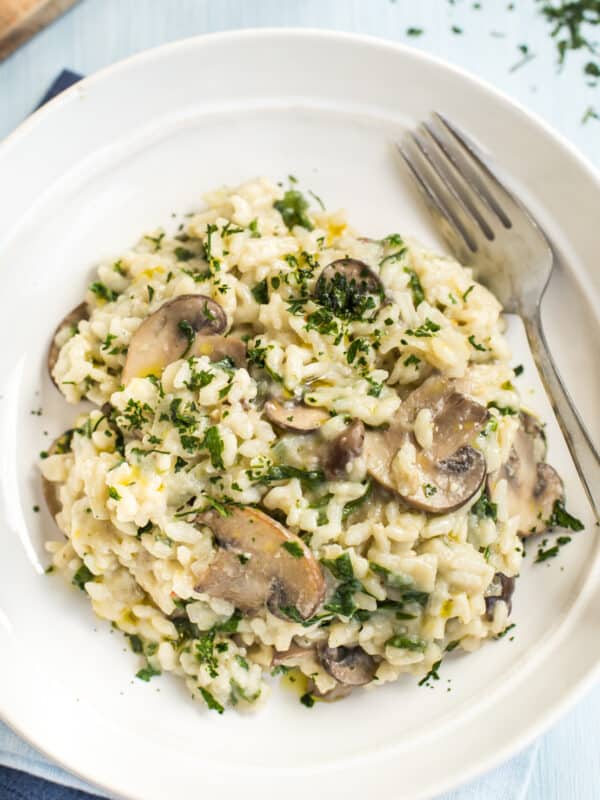 Caprese Risotto (Tomato, Mozzarella and Basil) - Easy Cheesy Vegetarian