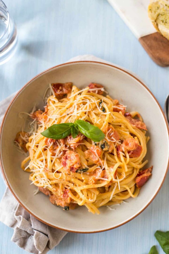 15 Minute Tomato and Mascarpone Pasta - Easy Cheesy Vegetarian