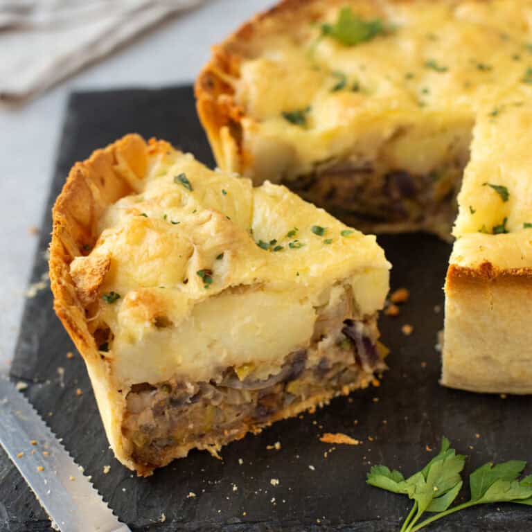 Homity Pie (Cheesy Potato and Leek Pie) - Easy Cheesy Vegetarian